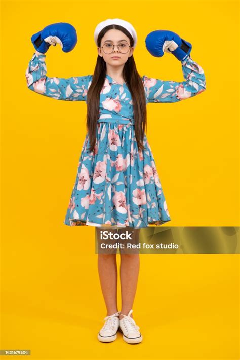 노란색 고립 된 배경에 권투 장갑을 착용 한 십대 재미있는 복서 소녀 재미있는 장갑 복싱에서 재미있는 소녀 권투 선수 노란색으로 촬영 한 스튜디오 8 9 살에 대한 스톡