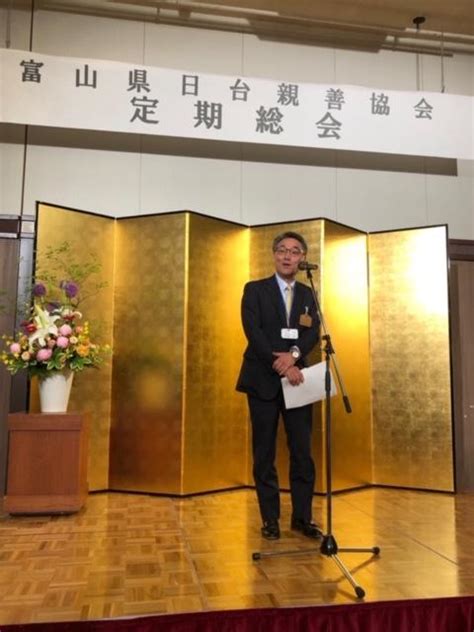 6懇親会で挨拶する 村椿晃・魚津市長