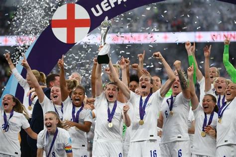 Lionesses Ella Toone And Alessia Russo Play Knowing Me Knowing You