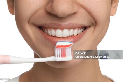 흰색 배경에 붙여 넣기로 치아를 닦는 여성 클로즈업 치과 치료 양치질에 대한 스톡 사진 및 기타 이미지 양치질 여자 한 명의 여자만 Istock