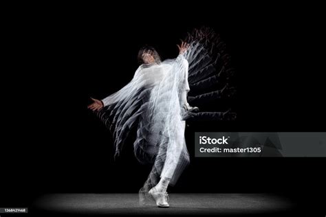 젊은 남자 힙합 댄서 행동 운동 비고 스코프 효과 어두운 배경에 고립 된 운동 청소년 문화 힙합 운동 스타일 및 패션 액션 발광 이미지에 대한 스톡 사진 및 기타 이미지