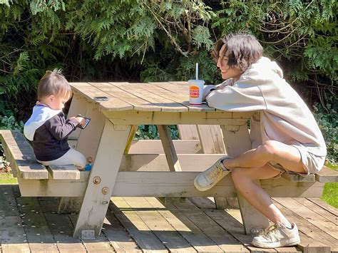 幸せって、子供たちとジュースを買ってピクニックするだけで感じられるので、お金ってほぼいらないんです。でも、「どこの国に住もうか？何を習わせて