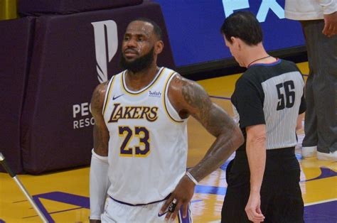 Lakers Lebron James Dealing With Significant Knee Soreness Out Vs