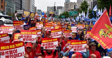 구호 외치는 해병대 예비역들