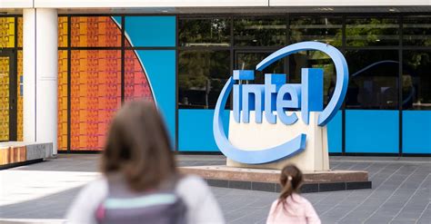 집 밖의 가족 건축 걷고 있는 구름 반사 기술 기술 산업 기술 허브 기술 회사 기업 방문 기업 빌딩 나무 낮 다국적 기업 다채로운 외관 도시