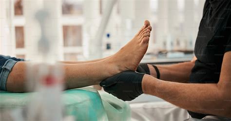환자를 위한 의료 절차를 수행하는 동안 반 위치에 앉아 있는 전문 족부 전문의 사진 Unsplash의 발 마사지 이미지