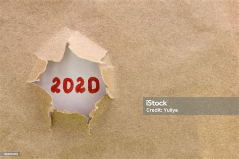 흰색 배경에 새해 2020을 공개 찢어 또는 찢어진 갈색 종이 공간을 복사합니다 2020년에 대한 스톡 사진 및 기타 이미지 2020년 가장자리 개념 Istock
