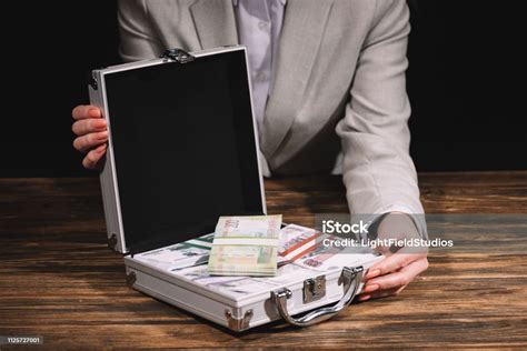러시아 루블 지폐와 가방 안전 상자를 들고 하는 사업가 자른 안전 보관함에 대한 스톡 사진 및 기타 이미지 안전 보관함