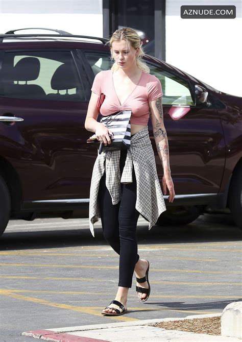 Ireland Baldwin Braless Seen In A Pink T Shirt While Shopping At
