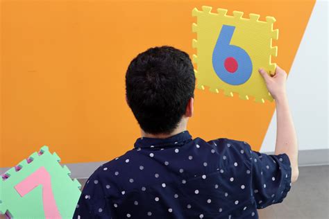 이미지 학생이 숫자 발판을 보고 있는 모습 사진