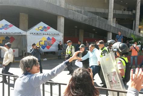 FOTOS Y VIDEO Agreden A Diputados Opositores Durante Protesta Sorpresa En El CNE Feb El