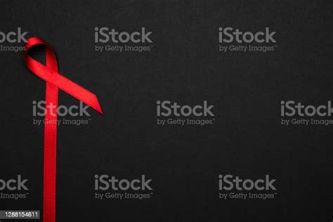 유방암 여자 어두운 배경에 Hiv 세계 의 날에 빨간색 리본 기호 인식 보조 제 및 암 의료 및 의료 개념 0명에 대한 스톡