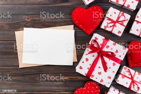 어두운 나무 배경 위에 레드 심장 및 선물 상자와 봉투 메일 발렌타인 날 카드 사랑 또는 개념 인사 결혼식 가까운에 대한 스톡 사진 및 기타 이미지 Istock