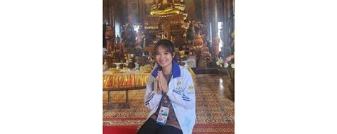 កីឡាការិនី ស្រួង ភាវី សូមលើក ផ្គុំ ប្រណម្យនូវ ម្រាមដៃ ដប់ គោរព អរគុណ