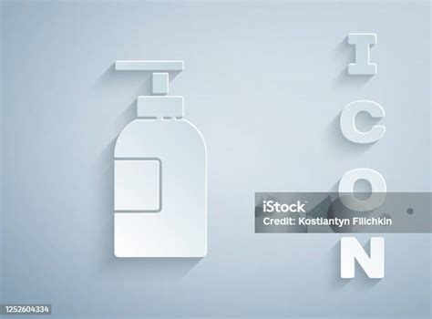 회색 배경에 격리 된 종이 절단 손 소독제 병 아이콘 소독 개념 젤을 씻는다 위생용 알코올 병 종이 아트 스타일 벡터 일러스트레이션 3차원 형태에 대한 스톡 벡터 아트 및