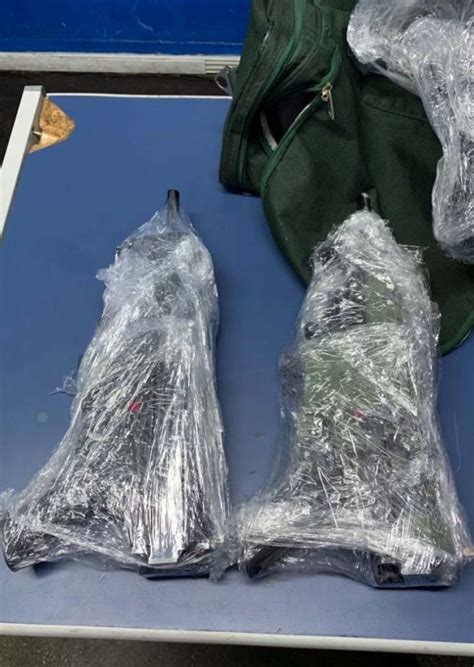 Homem é Preso Com Duas Metralhadoras Na Mochila Quando Descia Do ônibus
