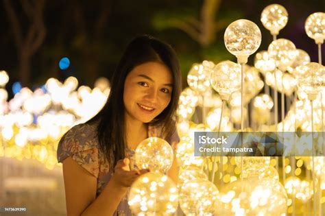 축제 축하 개념에 불을 붙이기 위해 보케 흐릿한 배경을 가진 행복한 아시아 여성의 초상화 조명 사람들의 라이프 스타일 30 34세에 대한 스톡 사진 및 기타 이미지 Istock