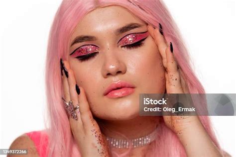 플러스 사이즈 패션 모델 몸에 전문적인 메이크업 반짝이와 흰색 배경에 핑크 헤어 스타일 클로즈업 스튜디오 샷 20 24세에 대한 스톡 사진 및 기타 이미지 Istock