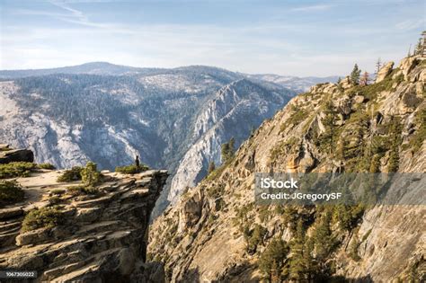 요세미티 밸리 보고 절벽의 가장자리에 서 있는 젊은 여자 요세미티 국립 공원에 대한 스톡 사진 및 기타 이미지 요세미티 국립 공원 20 29세 30 39세 Istock