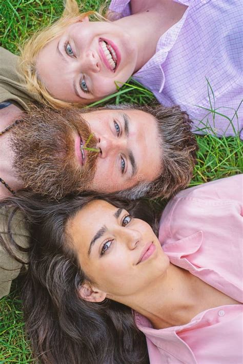Chute Dhomme Dans Lamour Les Deux Femmes Threesome Heureux Le Hippie