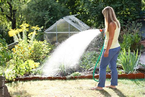 Frau Im Garten Stock Foto Adobe Stock