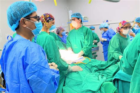 Essalud Operan En Plena Cesárea A Bebé Para Extirparle Enorme Tumor Y