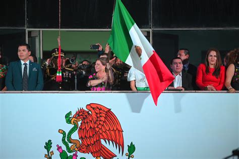 Gomezpalatinos dan el Grito junto con la presidenta de Gómez Palacio