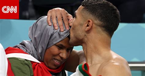 قبلة أشرف حكيمي على رأس والدته تخطف الأنظار بعد فوز المغرب على بلجيكا