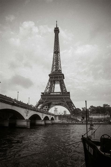 집 밖의 강 장면 건축 관광 구름 낀 하늘 낭만적 인 도주 높은 경치 다리 단철 도시 경관 도시 랜드 마크 도시 풍경 도시의 랜드마크 문화 유산