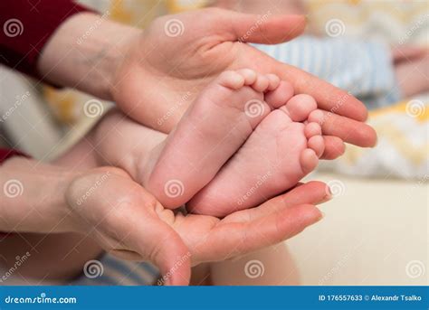 Een Moeder Houdt Een Baby In Haar Armen Moeder Knuffelt Haar Peuter Meisje Heeft Plezier En