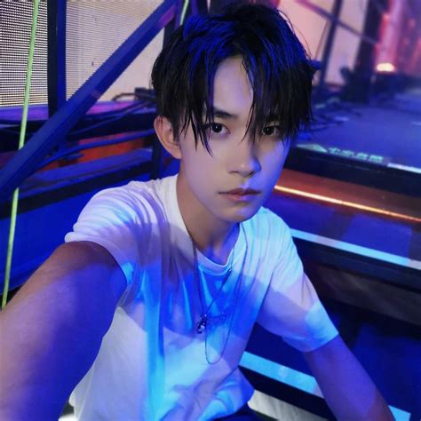 Yi Yang Qianxis Photo Of Picking Up The Plane Was Exposed And She Was Dressed In An Eye