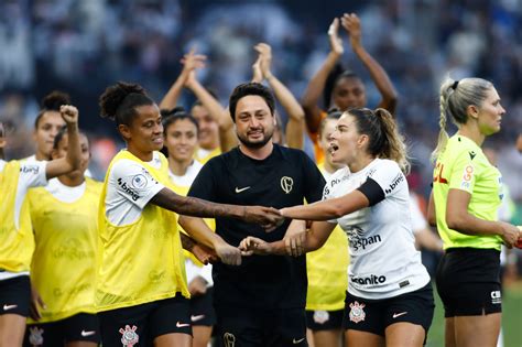 Grazi Detalha Como Conheceu Arthur Elias E Revela Ter Se Sentido Burra