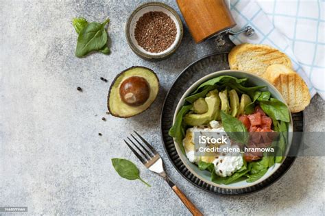 고전적인 아침 식사 브런치회색 배경에 데친 계란 아보카도 Arugula 아마 종자 및 소금에 절인 연어 위에서 본 모습 공간을 복사합니다 0명에 대한 스톡 사진 및 기타