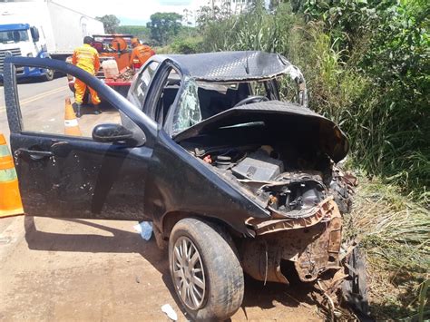 Colisão frontal entre três veículos deixa uma pessoa morta na BR 010