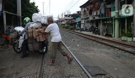 FOTO Wandi Penjaga Perlintasan Kereta Tanpa Palang Pintu Foto