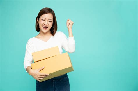해피 아시아 여성 들고 패키지 소포 상자 배달 택배 및 선적 서비스 개념 상자에 대한 스톡 사진 및 기타 이미지 상자 여자