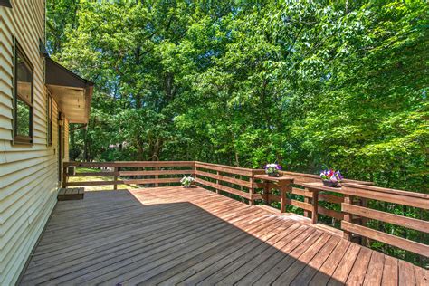 This Deck Looks Like A Tree House With All The Green Surrounding It 38