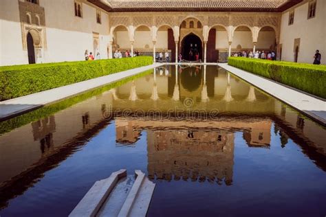 Reflexi N En El Agua Del Edificio En El Palacio De Alhambra Espa A