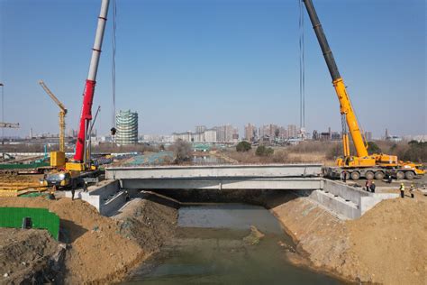 合肥东部新中心滨河路道路工程施工项目5号河桥预制箱梁架设完成安徽建工交通航务集团有限公司