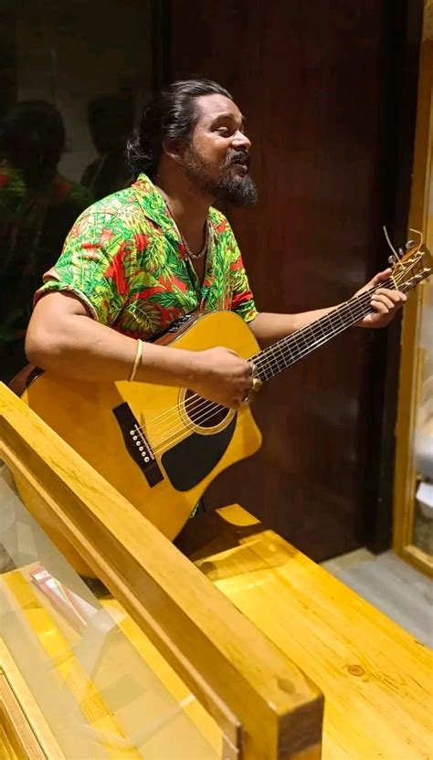 Musfiq R Farhan নিজের শার্ট খুলে পড়িয়ে দিলেন ভক্তের শরীরে আল্লাহ