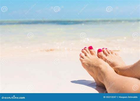 Los Pies De La Mujer Desnuda En La Playa Imagen De Archivo Imagen De