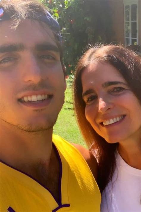 Malu Mader posa os filhos e a enteada no aniversário do primogênito