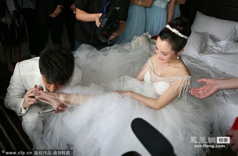 组图回顾李小璐贾乃亮大婚甜蜜瞬间 新郎吻新娘玉足 娱乐——中原网