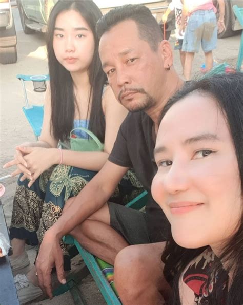 หัวอกพ่อทรมาน เท่ง เถิดเทิง ถึงกับเศร้า โดนจับได้แอบกินเบียร์ ลูกสาวไม่ให้จุ๊บ The Bangkok Insight