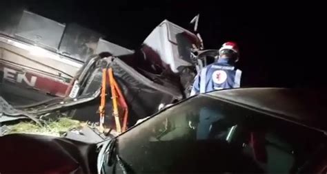 Jovens Morrem Em Acidente Entre Caminhonete E Caminhão Na Pr 583