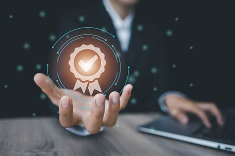 손은 최고 서비스 품질 보증 보증 표준 Iso 인증 및 표준화 개념의 표시를 보여줍니다 1위에 대한 스톡 사진 및 기타 이미지 Istock