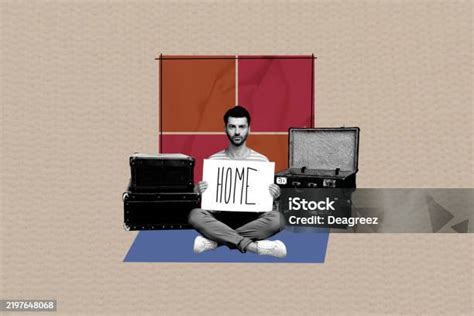 화가 난 노숙자 남자 앉아 도와주세요 포스터 집 이민 가난한 빈 여행 가방 전쟁 페인트 배경에 고립 된 복합 사진 콜라주 35 39세에 대한 스톡 사진 및 기타 이미지