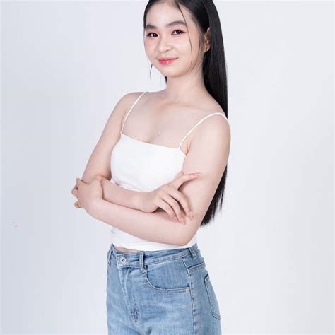 ແປ້ງສາວເສື້ອແດງ