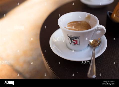 Espresso In Italian Cafe Fotos Und Bildmaterial In Hoher Auflösung