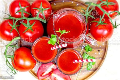 유리에 신선한 수제 토마토 주스의 최고 전망과 나무 배경에 주전자 0명에 대한 스톡 사진 및 기타 이미지 0명 건강한 생활